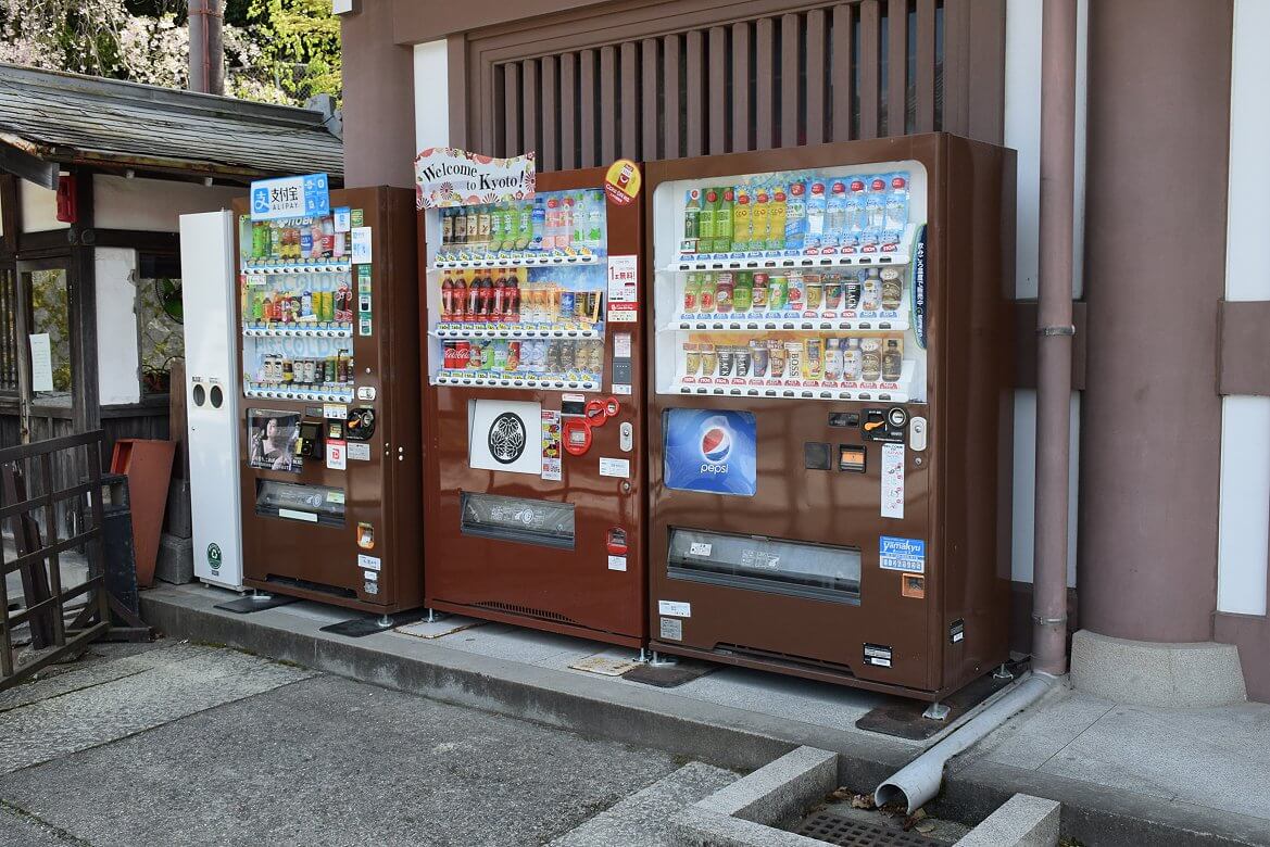 Vending Machines in Japan (A Beginners Guide) || What Can I Buy?